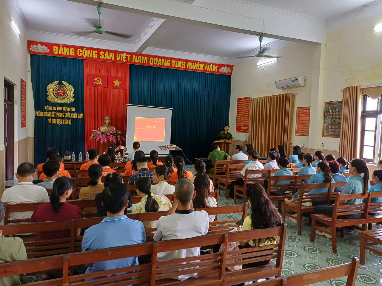 Tăng cường phổ biến những quy định mới của Luật PCCC và CNCH, tuyên truyền, hướng dẫn khai báo ...